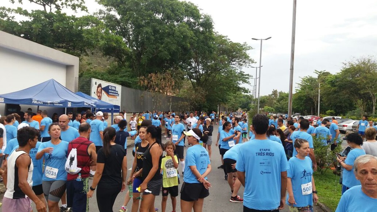 Sob chuva, atletas movimentam ruas na etapa de Três Rios da Corrida das ...