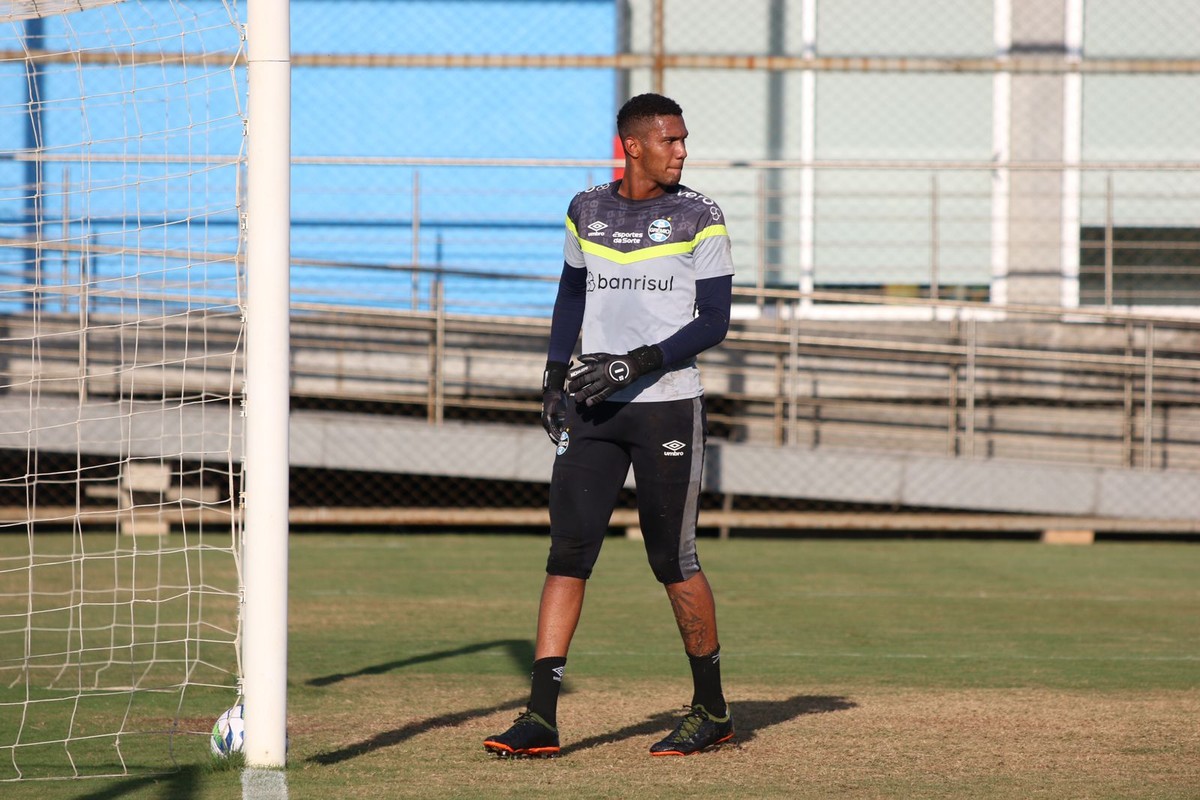 Treino do Grêmio: barrado, goleiro Adriel trabalha em time com jovens ...