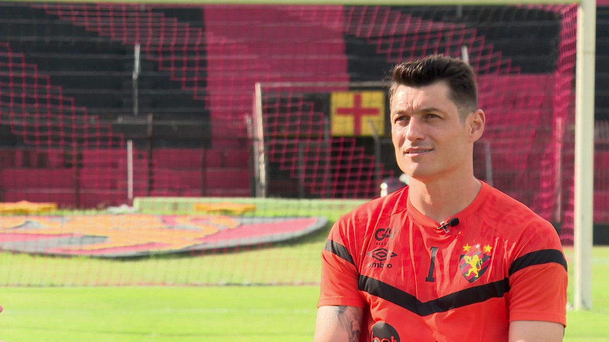 Após cirurgia, goleiro Denis tenta antecipar volta e espera renovação ...