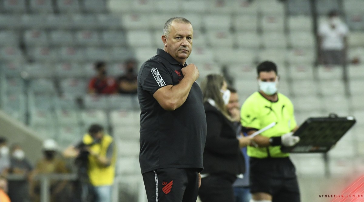 James Freitas justifica oscilação do Athletico por inexperiência dos ...