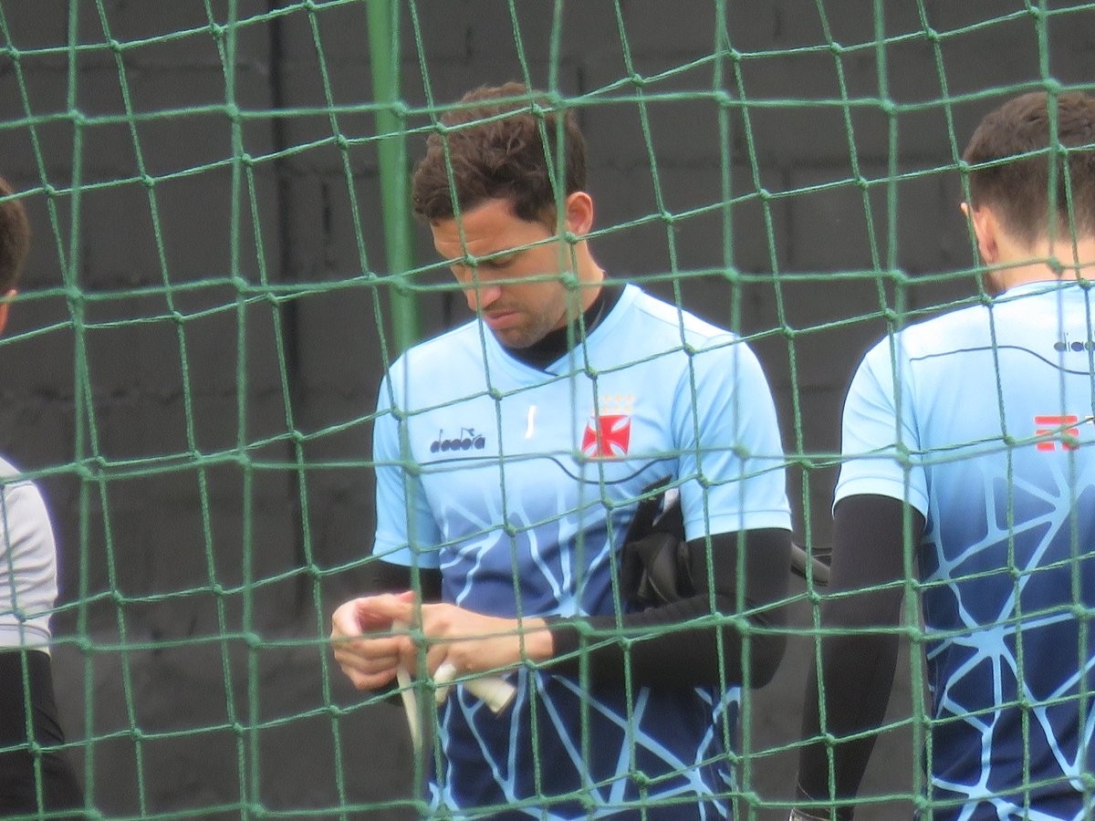 Com baixo número de defesas, Martín Silva vira alvo de críticas da ...