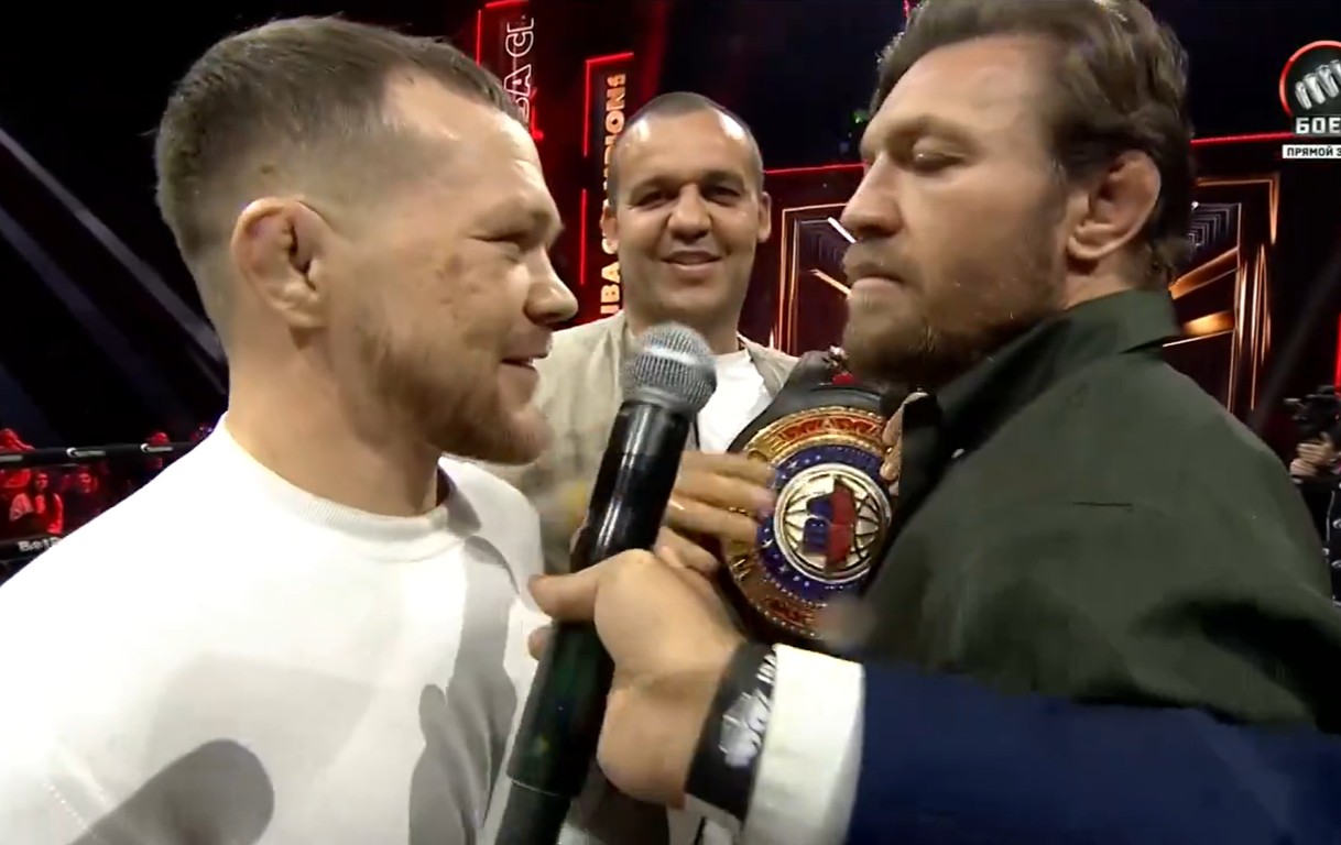 Conor McGregor e Petr Yan fazem encarada inesperada em luta de boxe