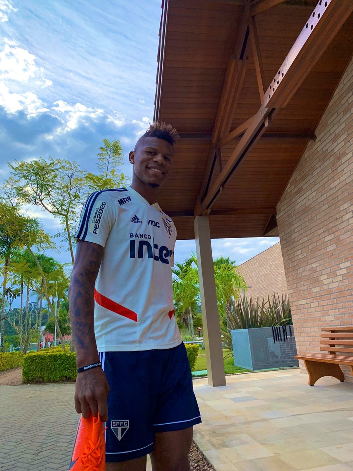 Arboleda se reapresenta ao São Paulo e participa de treino no CT | são ...
