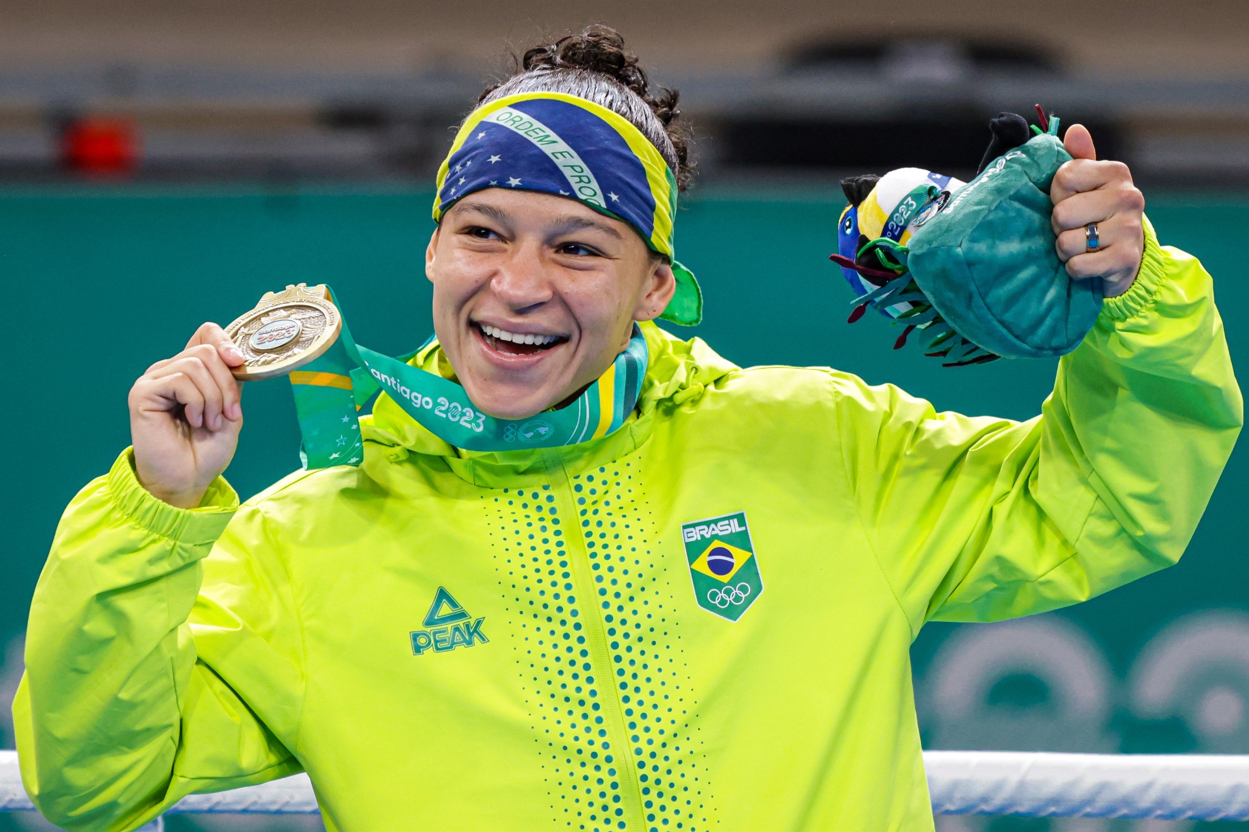 Bia Ferreira ousa, ganha tudo, vira campeã profissional de boxe e ...