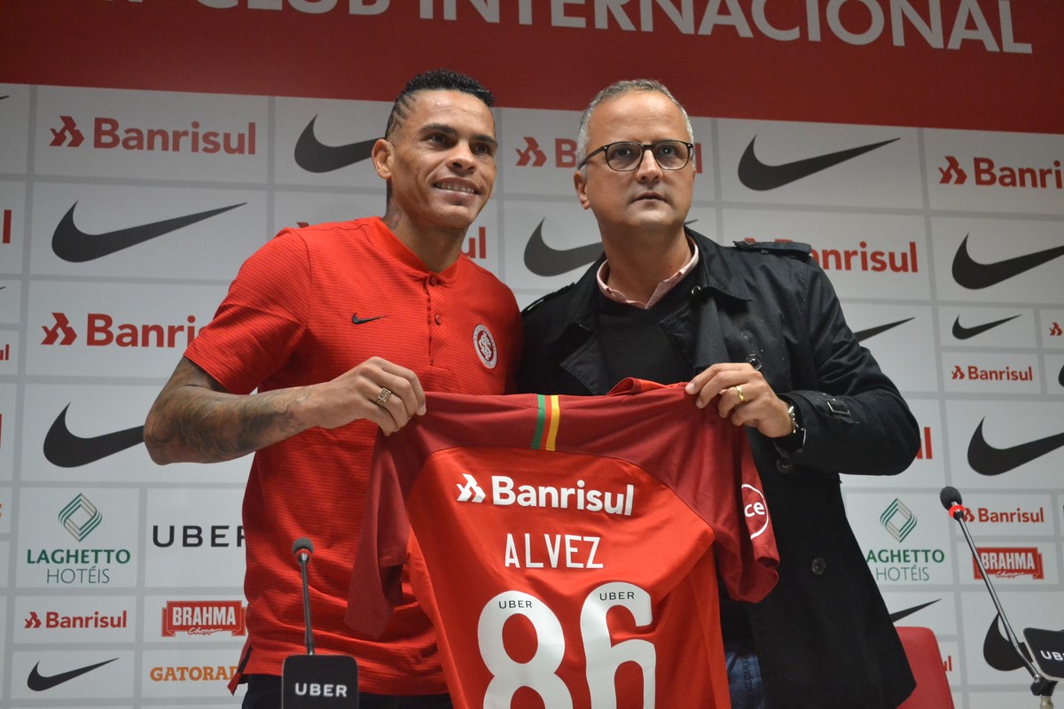 Alvez celebra novo ar na carreira e projeta vida longa no Inter: "Sonho ...