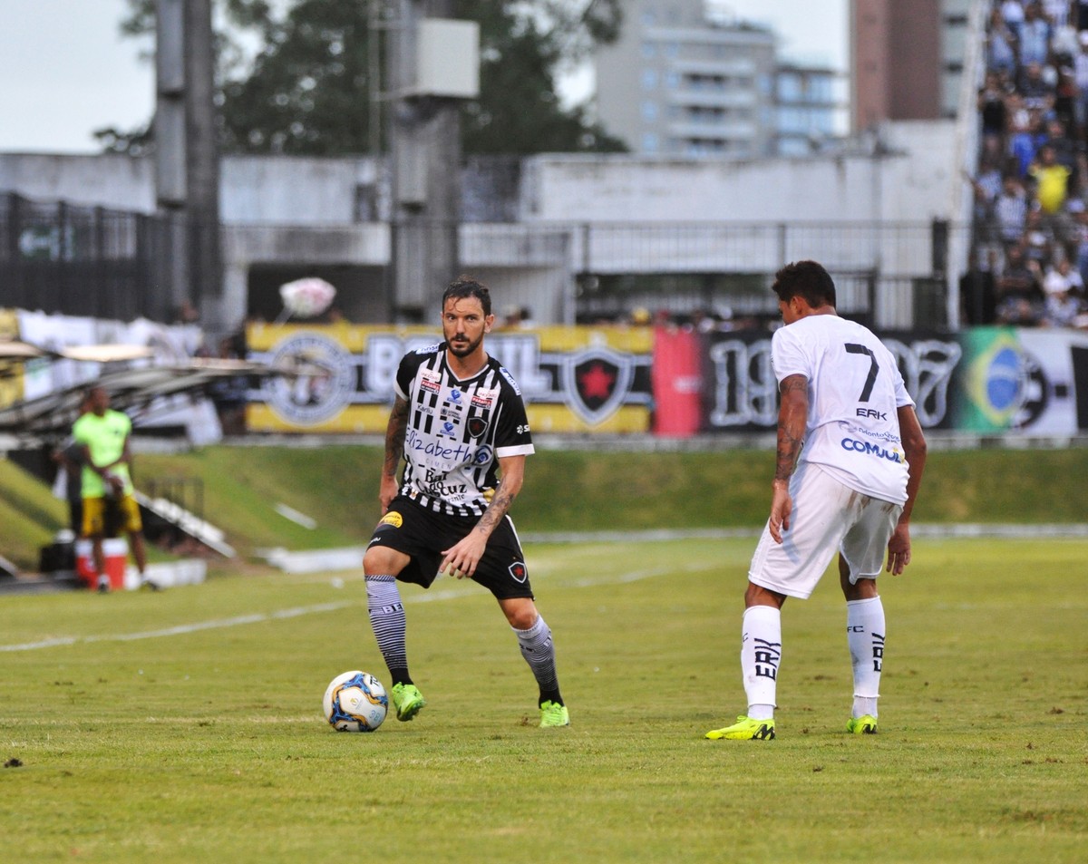 Clayton assina com o Botafogo-PB e tem chances de encarar o Bahia pela ...