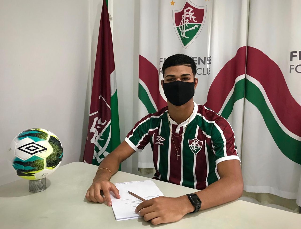 Joia de 16 anos, Chrystian Lucas firma 1º contrato profissional com ...