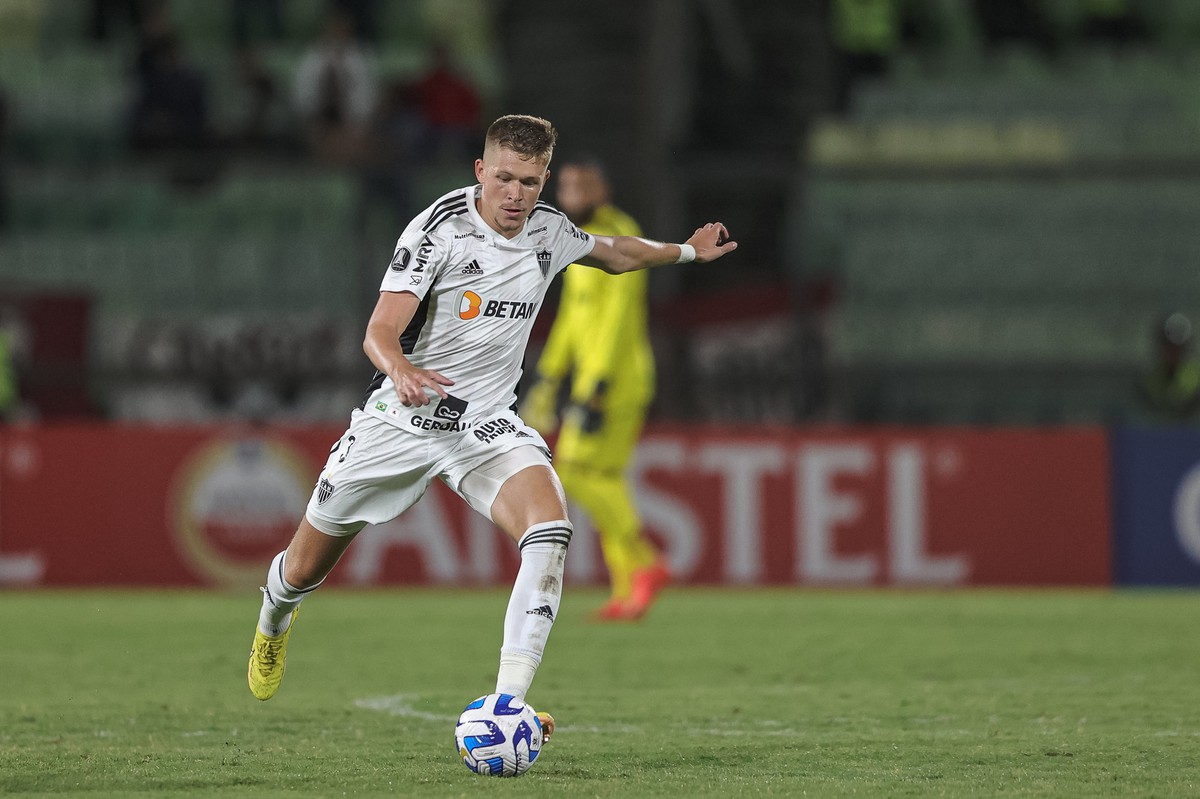 No Atlético-MG, Bruno Fuchs tem fratura no pé direito e é desfalque ...