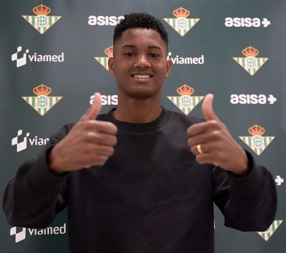 Negociado pelo Athletico, lateral-esquerdo Abner é anunciado oficialmente pelo Betis | futebol | ge