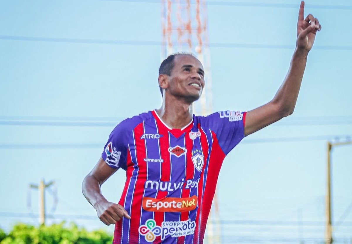 Itabaiana anuncia renovação de contrato com atacante Tiago Souza