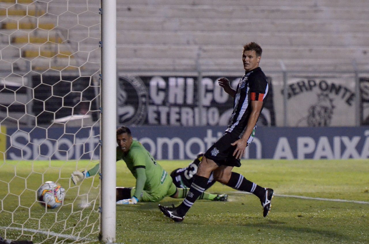 Guilherme Pato faz primeiro gol como profissional e homenageia a mãe ...