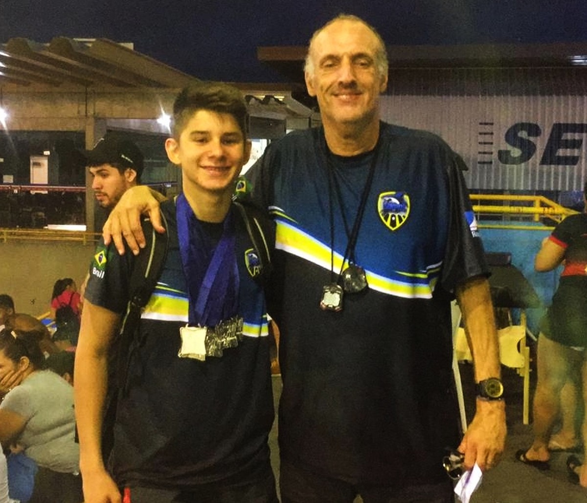 Erik Rabelo cai em eliminatórias do Brasileiro de Natação, mas bate ...