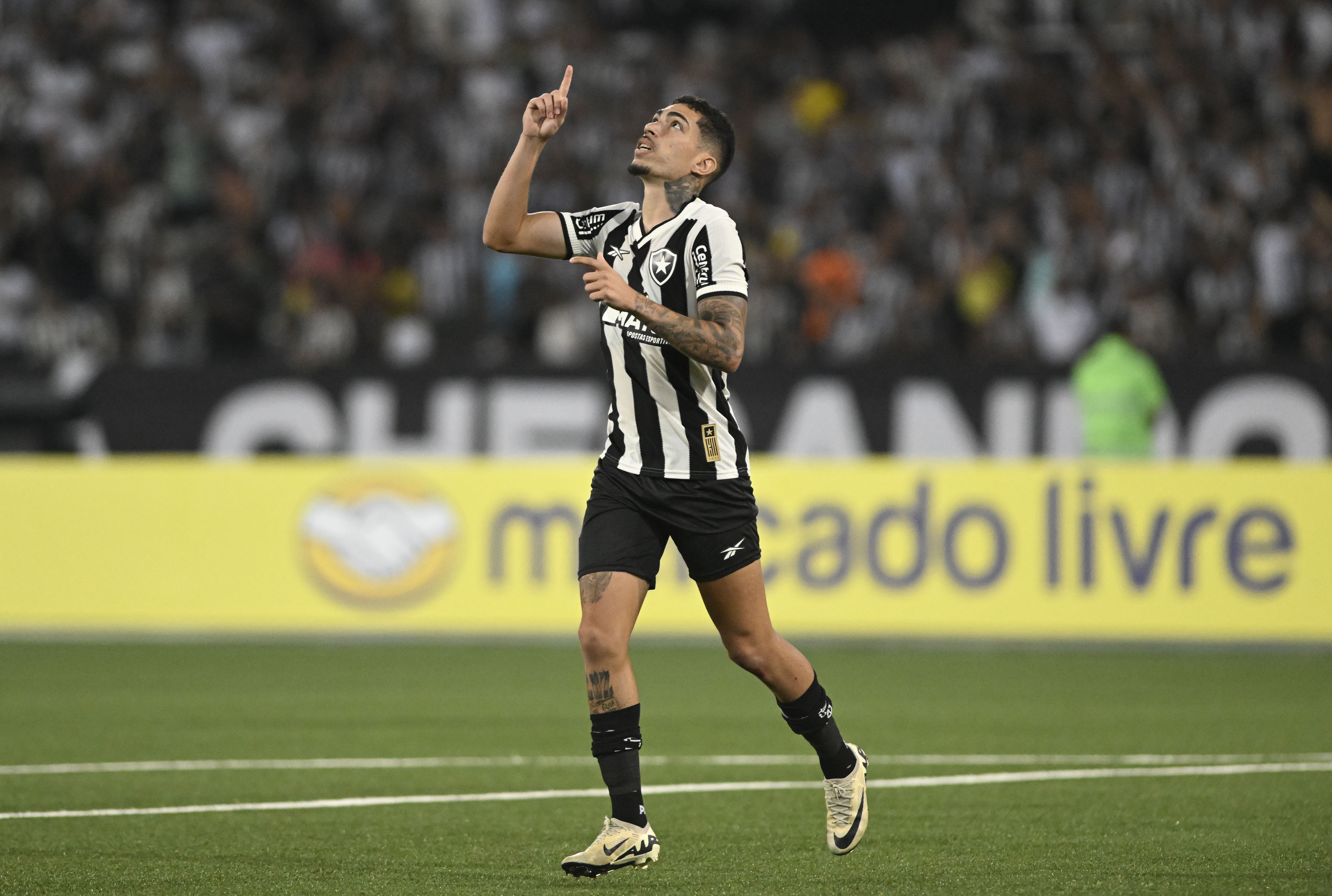 Vitória negocia contratação de Hugo, lateral-esquerdo do Botafogo | Ge