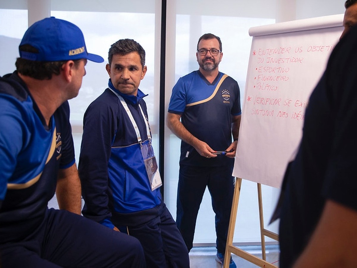 Enderson Moreira avalia elenco do Cruzeiro, mapeia mercado e detalha ...