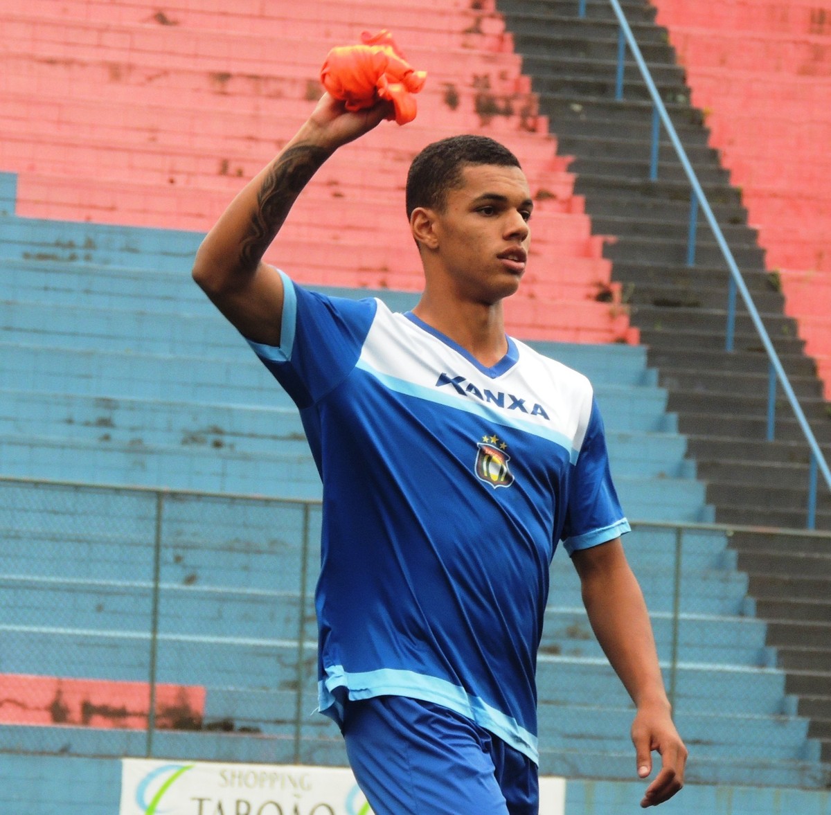 De olho em negociação futura, Comercial contrata volante Lucas Pádua ...