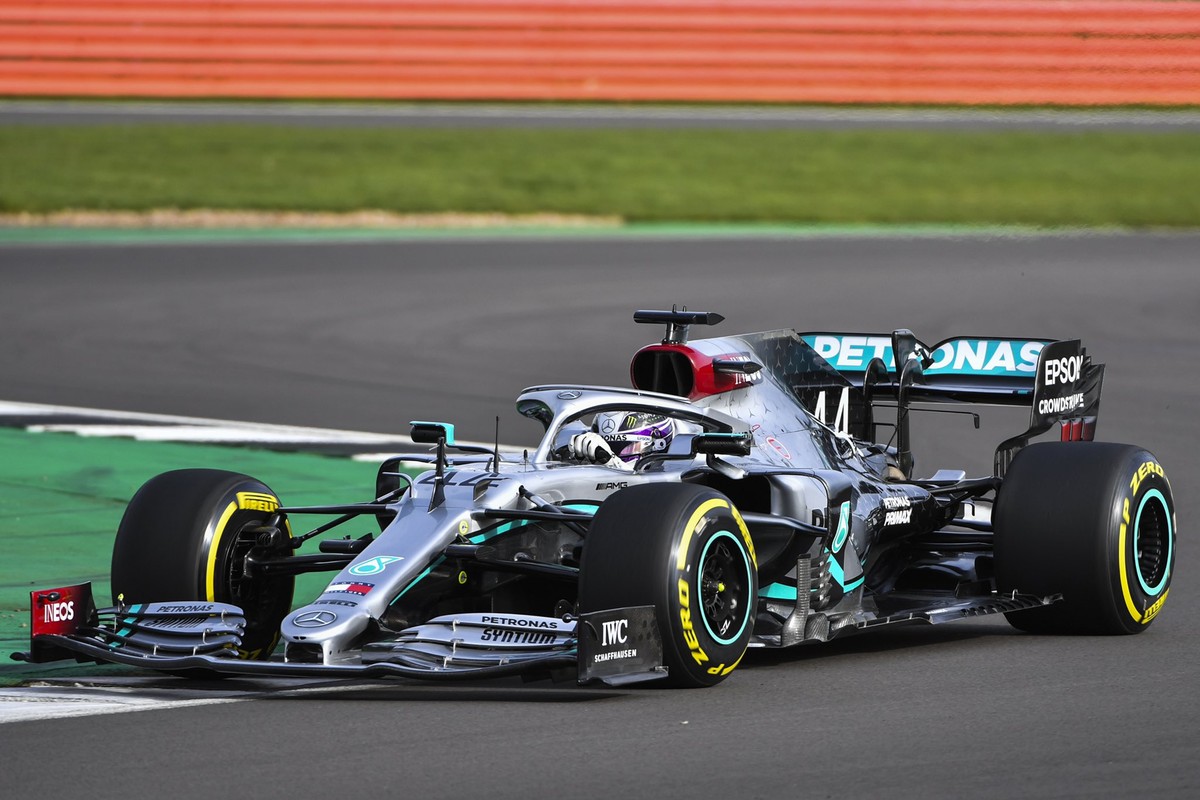 Lewis Hamilton posta vídeo com 1ª volta no novo carro da Mercedes ...