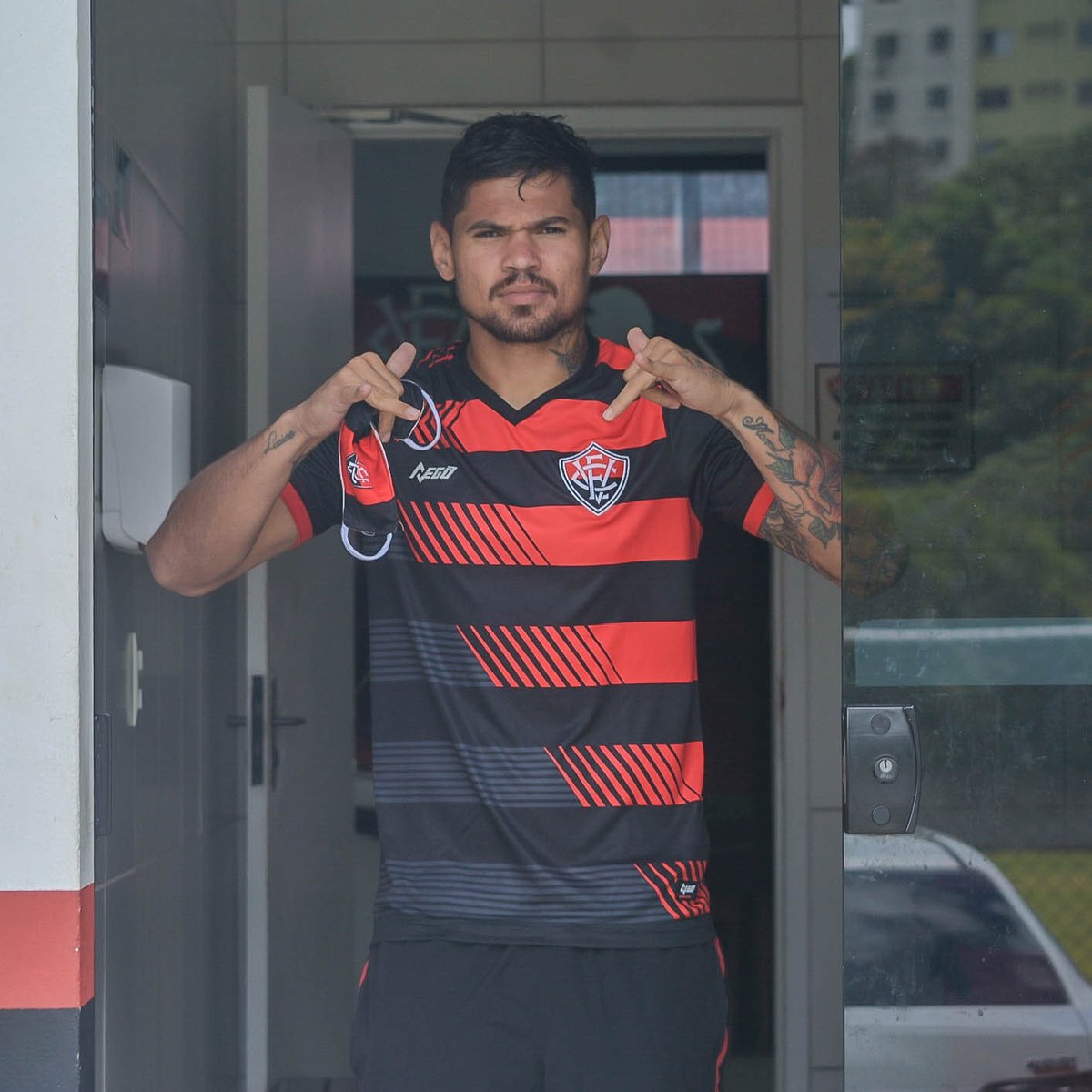 Léo Ceará se despede do Vitória, agradece apoio e avisa: "Quem sabe eu ...