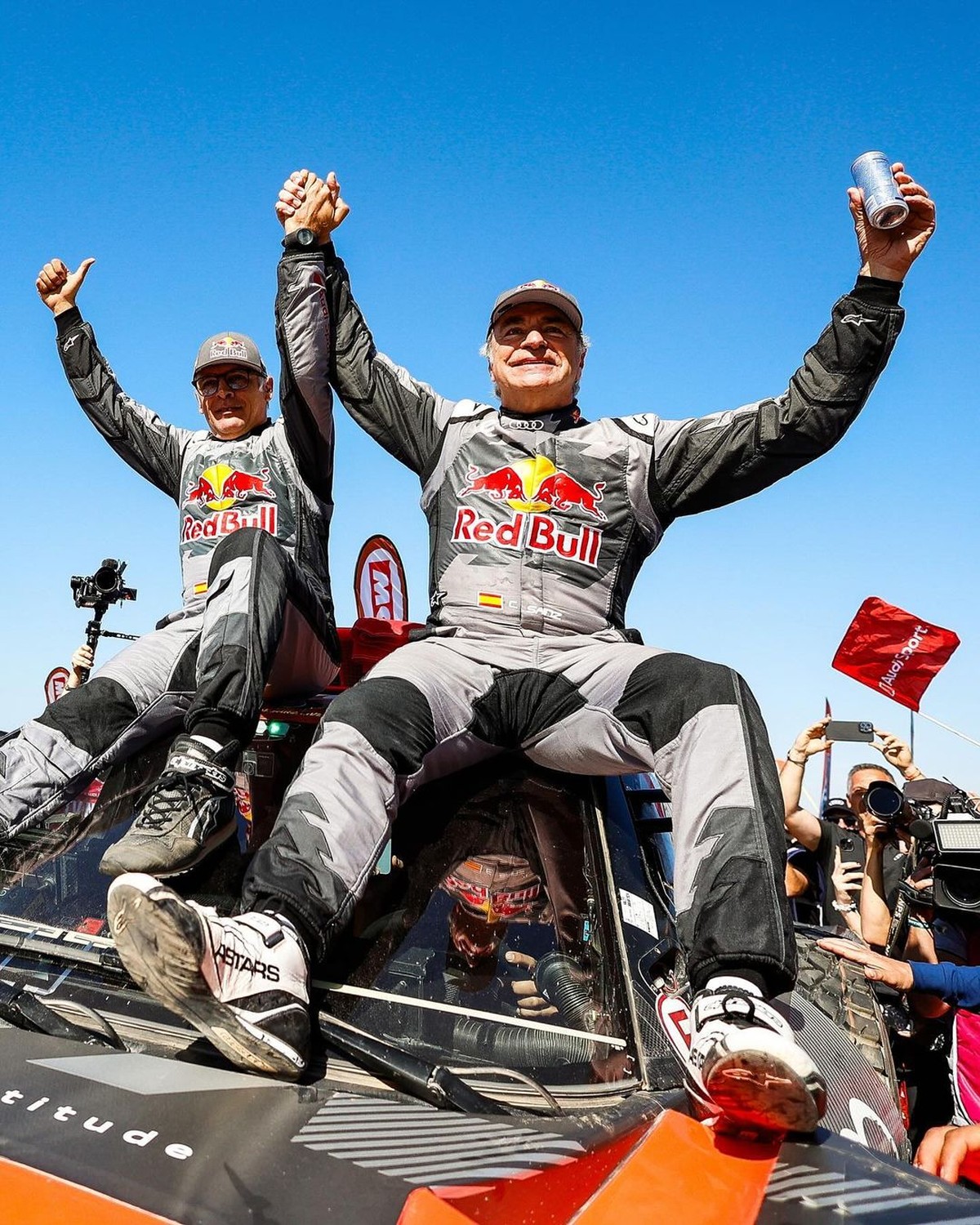 Sob olhares do filho, Carlos Sainz vence Dakar 2024 e confirma tetra ...