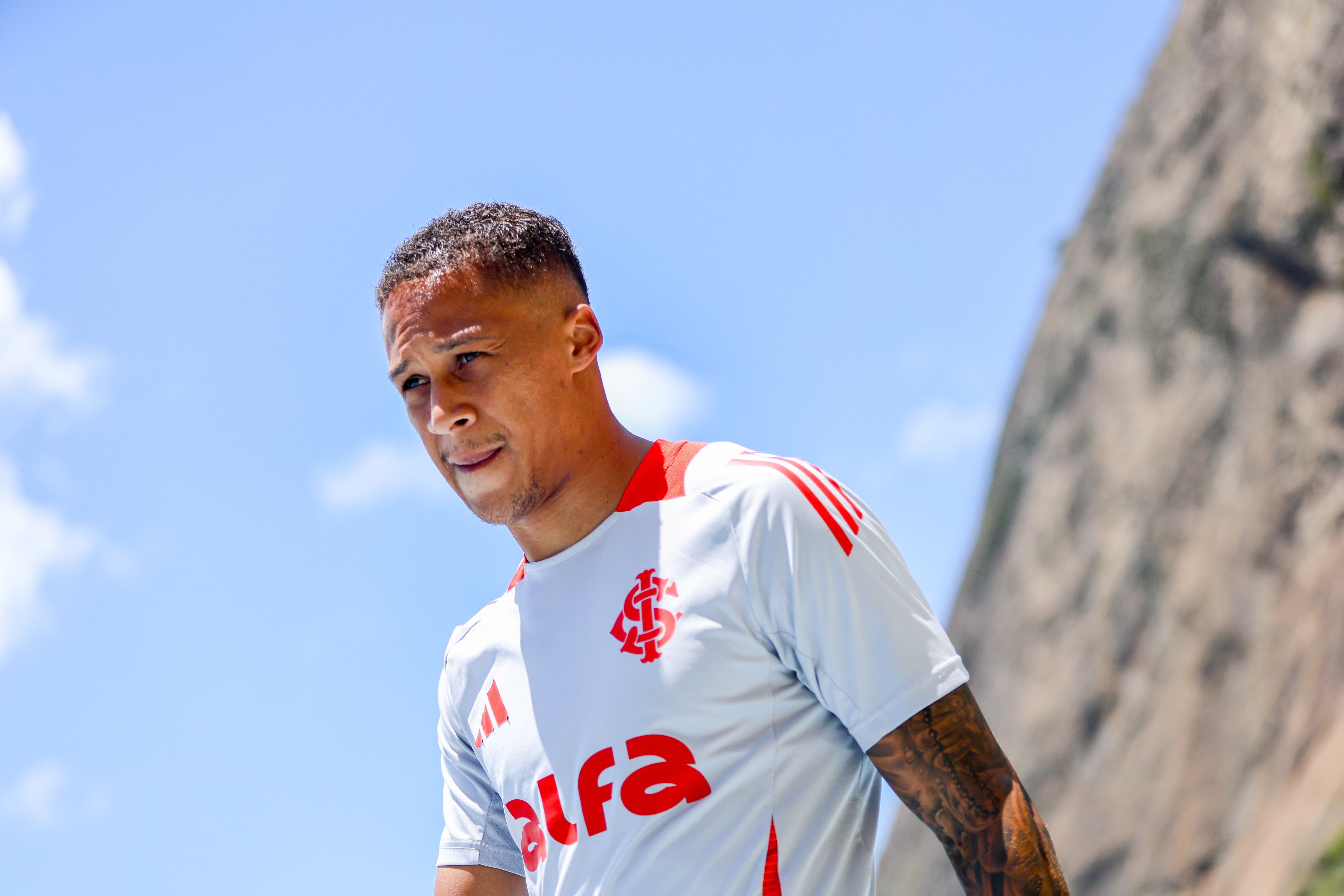 Clube chinês aumenta oferta e pode tirar Vitinho do Inter | Ge