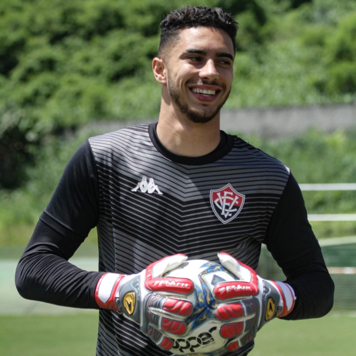 Goleiro César é integrado ao elenco, e Vitória se reapresenta na Toca ...