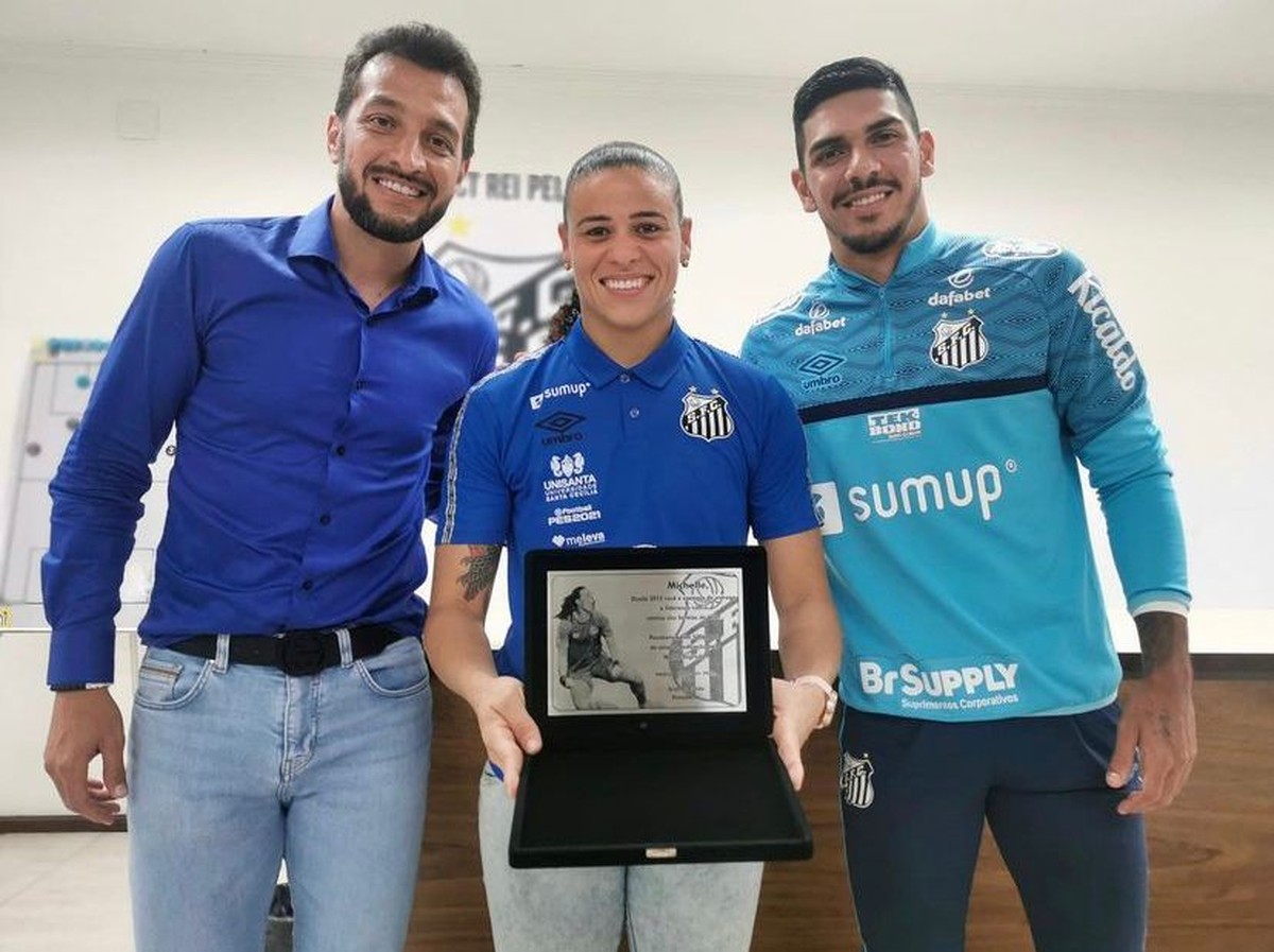 Michelle recebe homenagem depois de completar 100 jogos pelo Santos ...