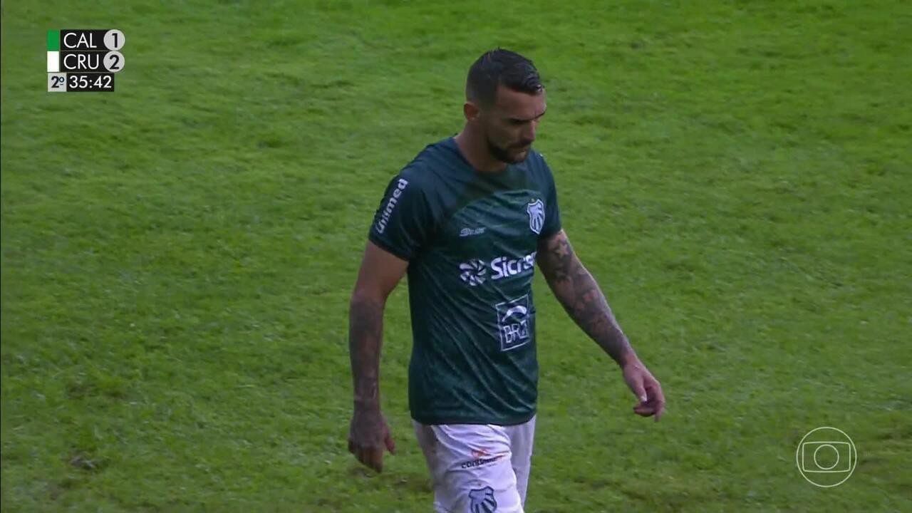 Daniel Jr. quebra jejum de seis meses no Cruzeiro, mas deixa campo após entrada dura; imagens ...