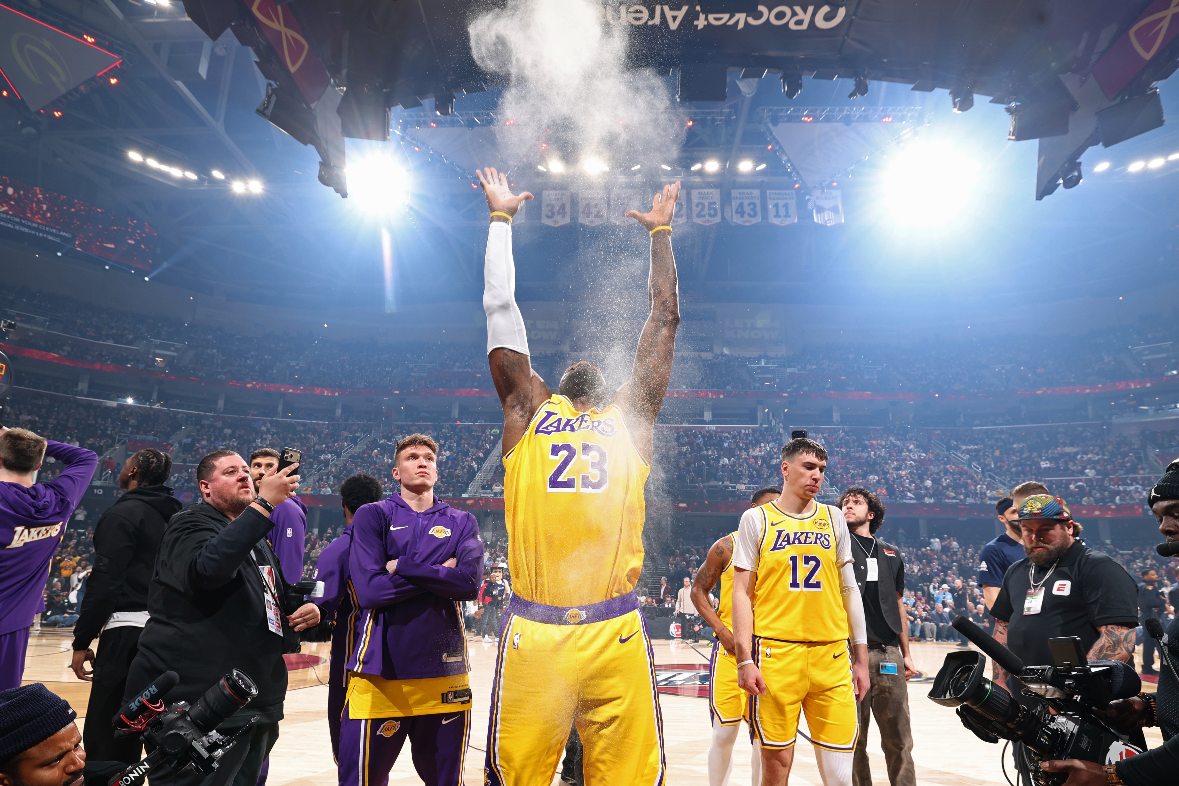 LeBron James se emociona ao receber homenagem do Cleveland Cavaliers na ...