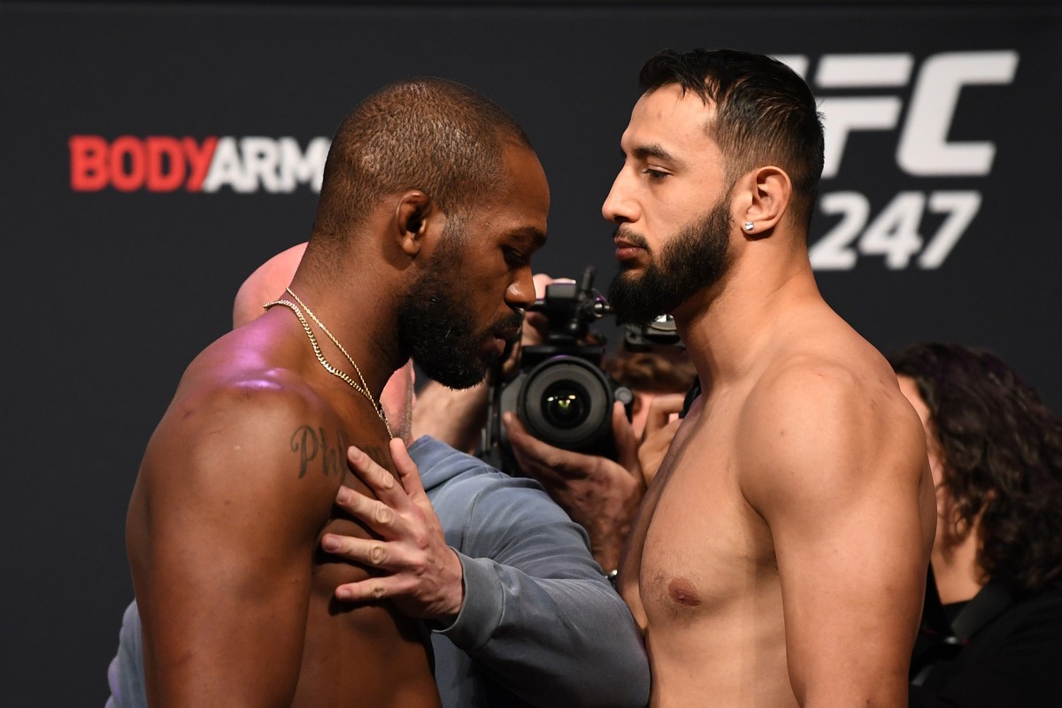 Jon Jones evita olhar para Dominick Reyes em encarada tensa na pesagem ...