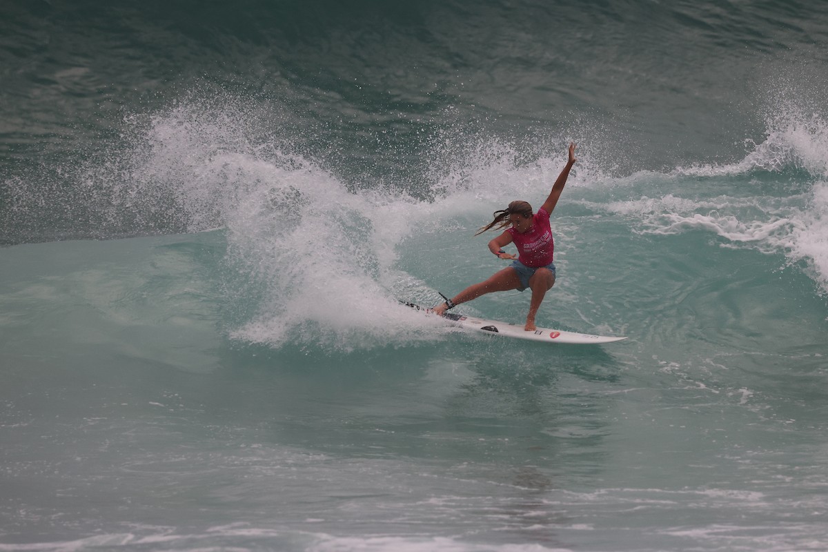 Laura Raupp em busca do título mundial Pro Junior | nas linhas do surf | ge