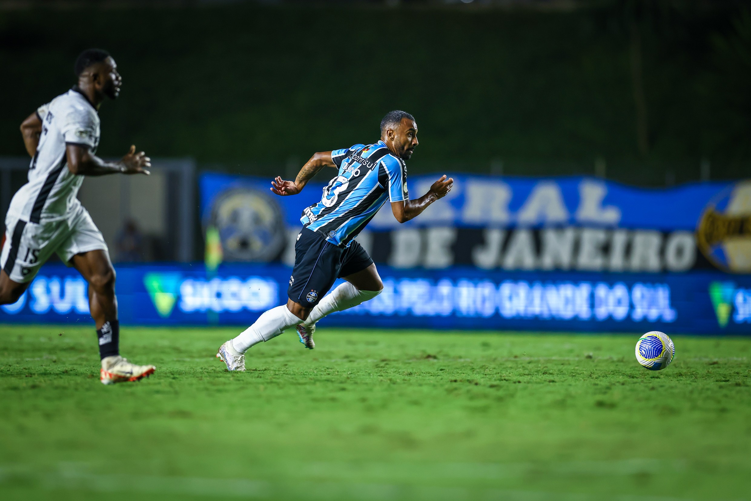 Everton Galdino leva o terceiro cartão amarelo e desfalca o Grêmio ...