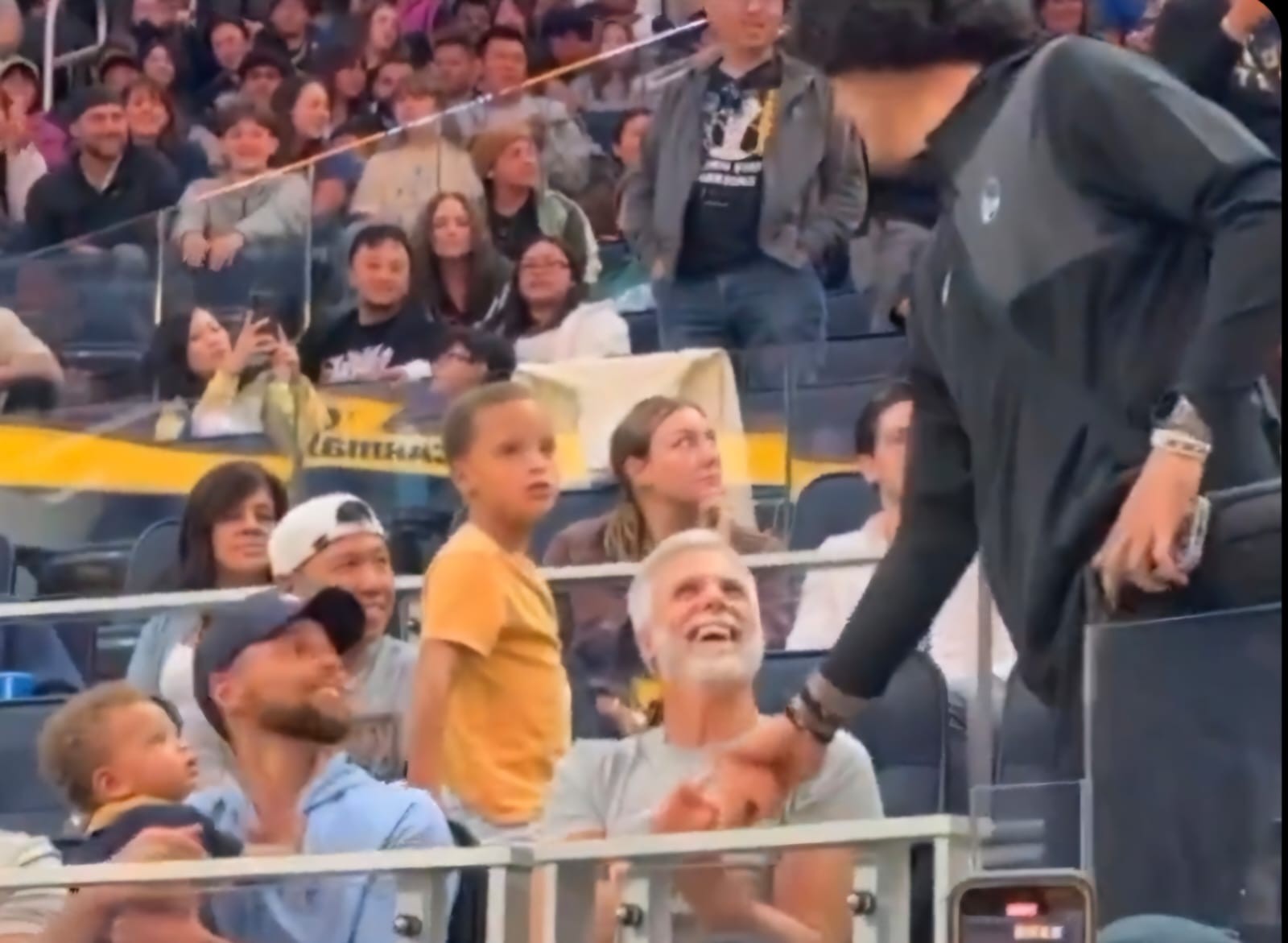 Gui Santos e filho de Curry brincam na arquibancada durante jogo | Ge
