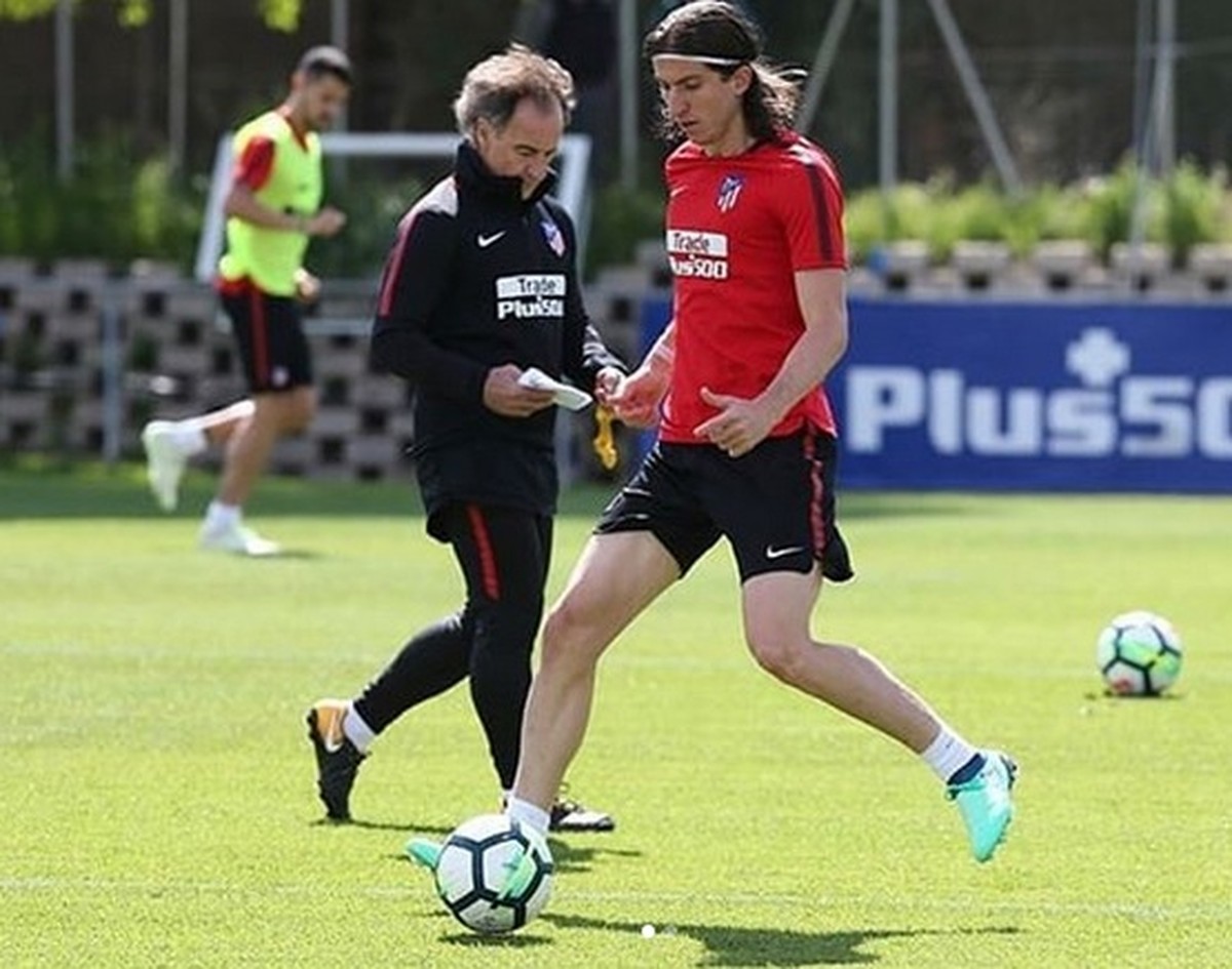Filipe Luís volta a treinar com bola 43 dias após fratura e ganha força ...
