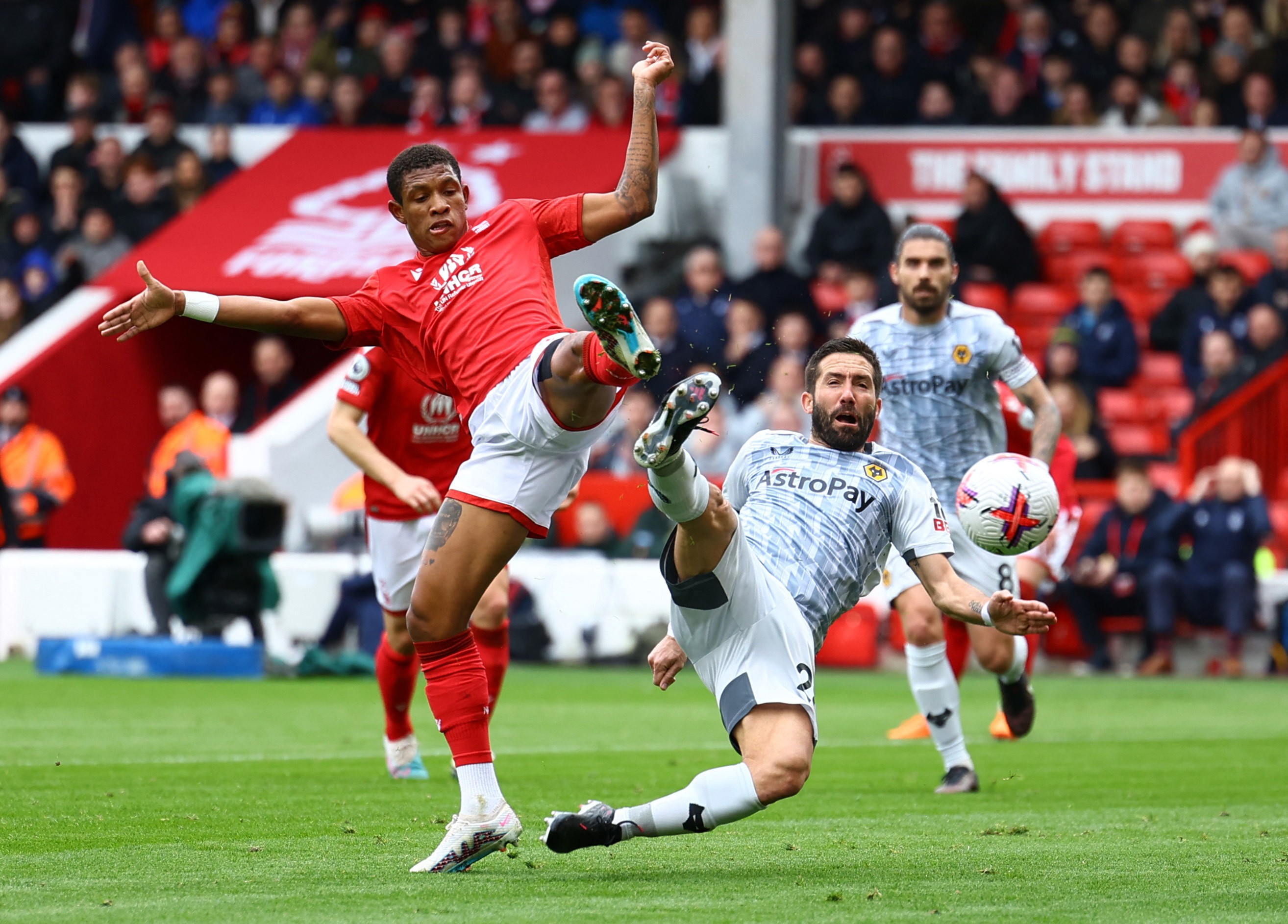 Com primeira assistência de Danilo, Nottingham Forest empata com Wolves ...