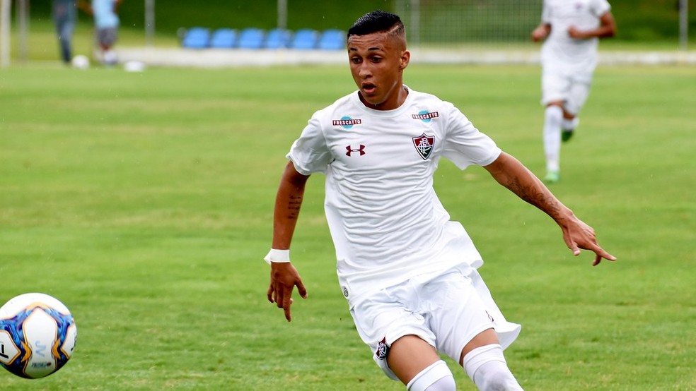 CSA anuncia contratação do atacante Abner, destaque da base do Fluminense