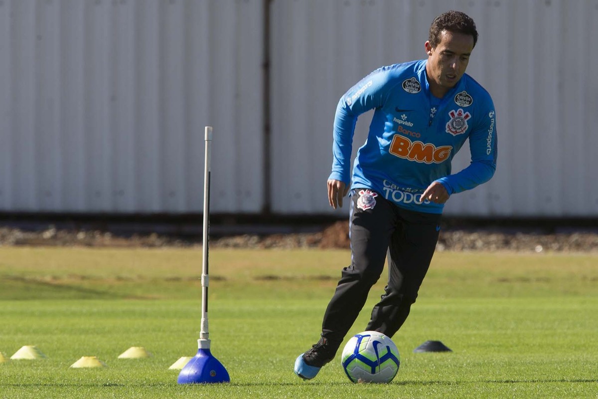 Jadson volta a treinar com bola, e Corinthians espera mais "reforços ...