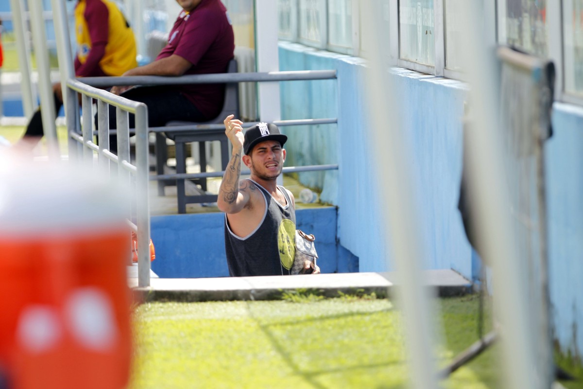 Leandro Carvalho treina separado do elenco e está fora do jogo diante ...