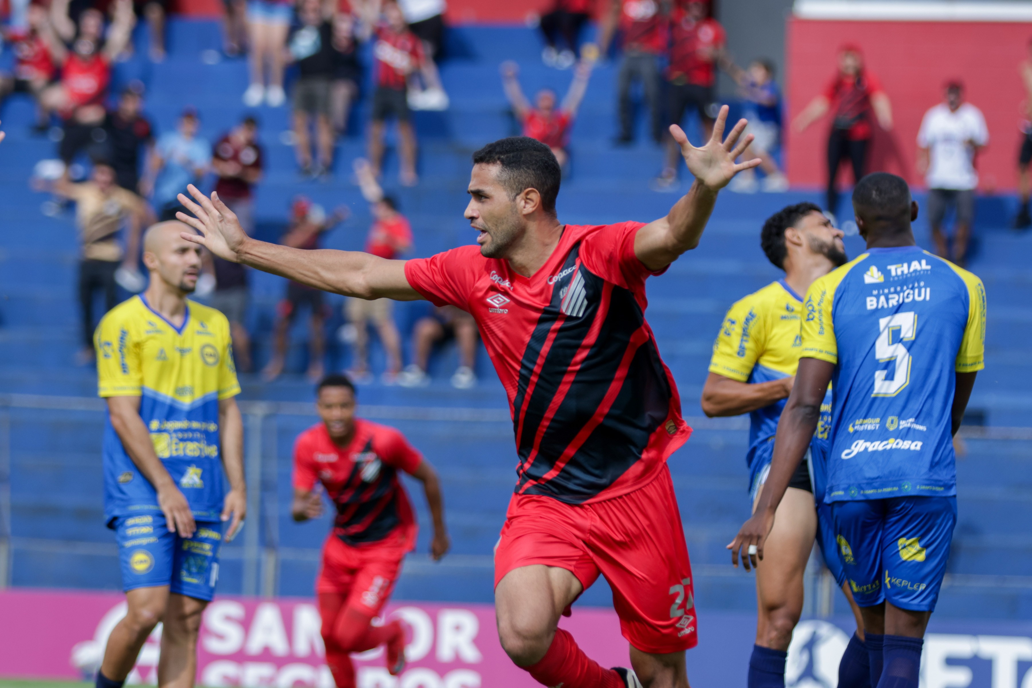 Kardec celebra primeiro gol pelo Athletico e dá detalhes do acerto ...