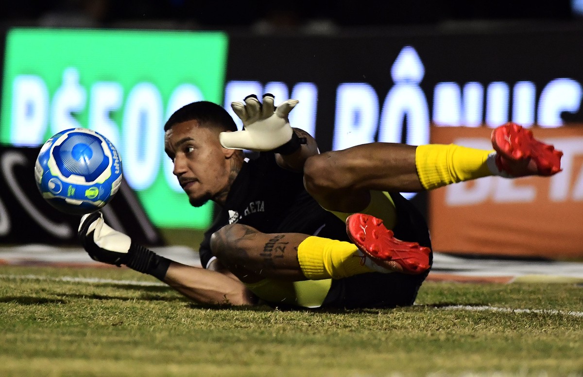 Pedro Rocha sobe em escala de goleiros da Ponte e deve ter chance com ...