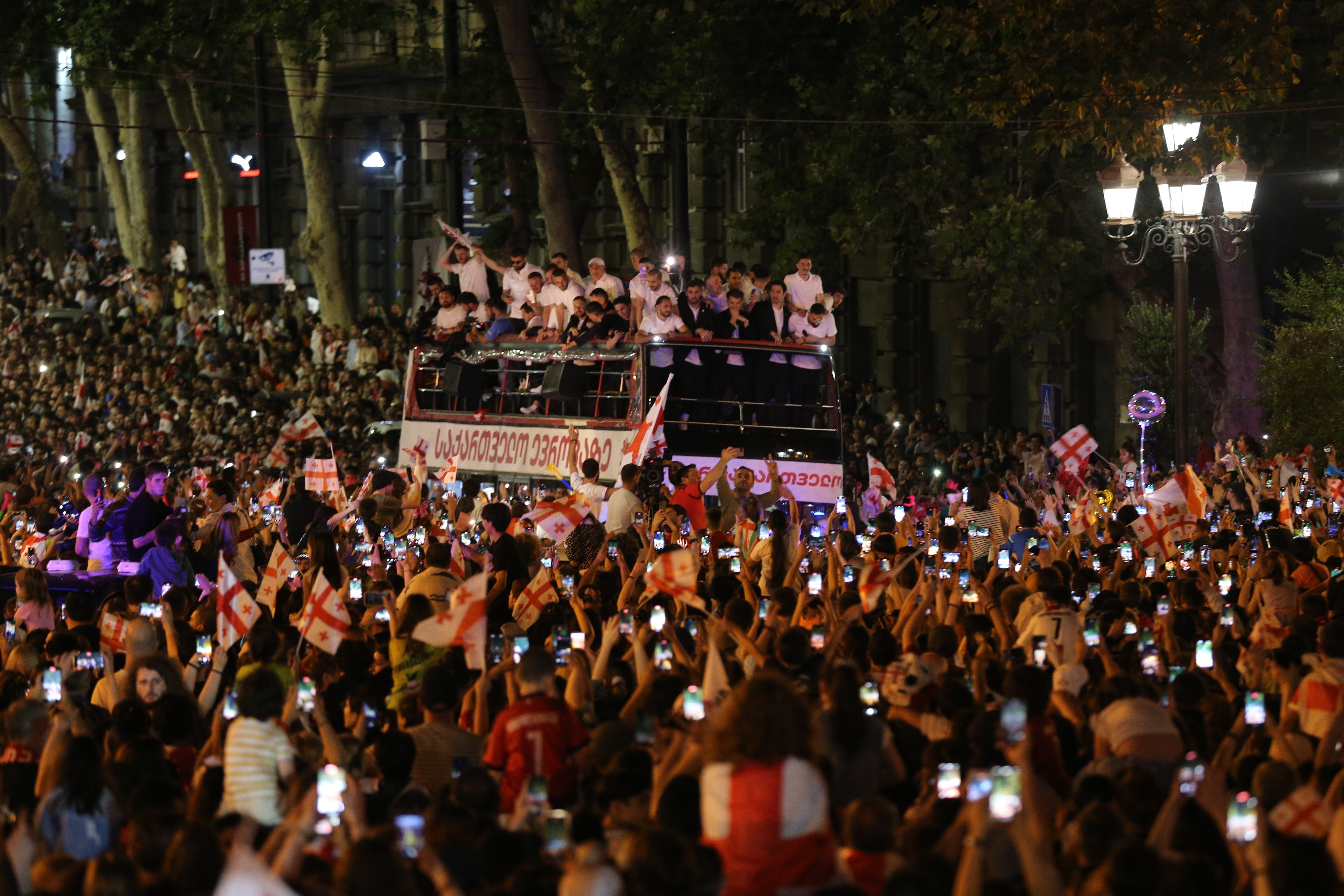 Seleção da Geórgia volta de Euro marcante e leva multidão à rua; veja | Ge
