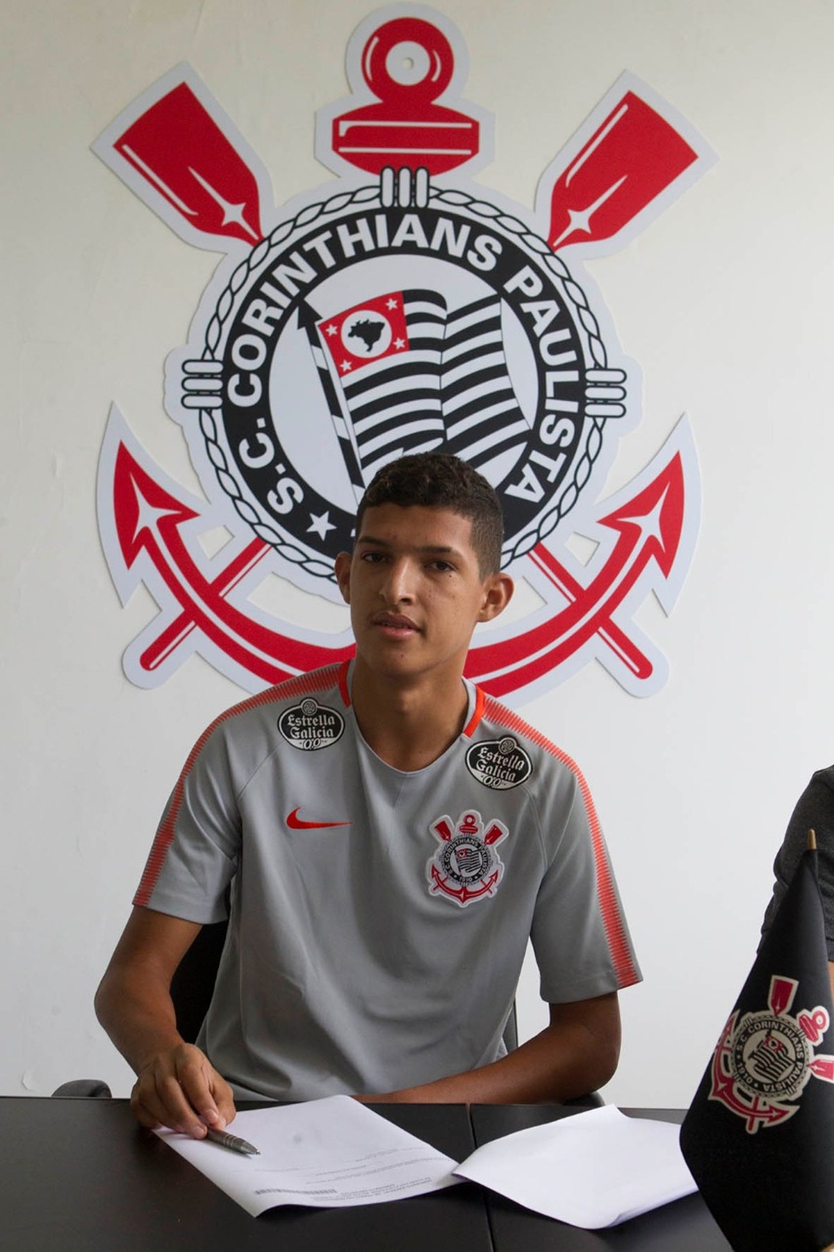 Atacante Matheus Matias assina contrato com o Corinthians