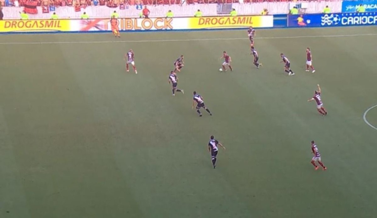 Comentarista vê impedimento "relativamente fácil" não marcado em lance ...