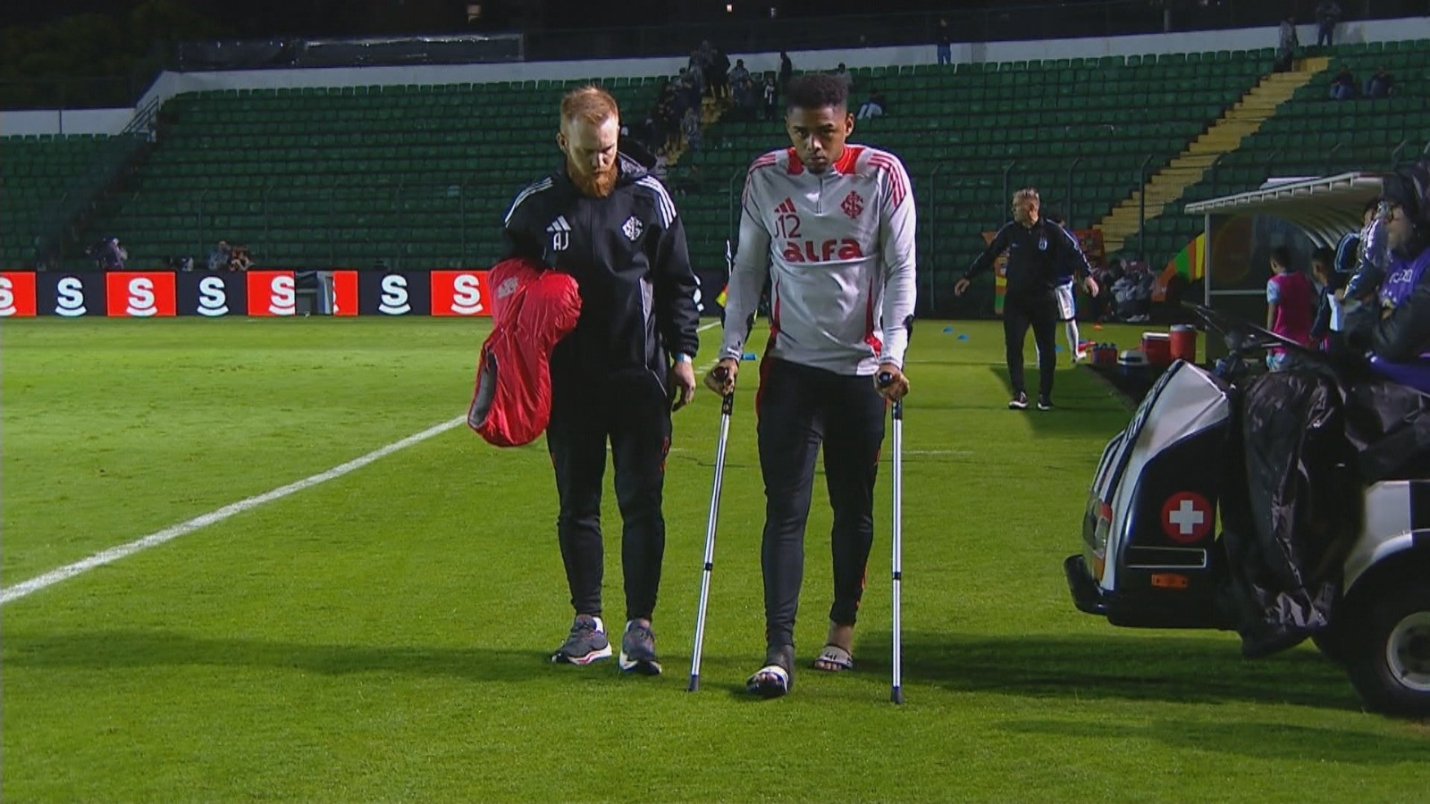 Zagueiro do Inter é visto de muleta e vira nova preocupação | Ge