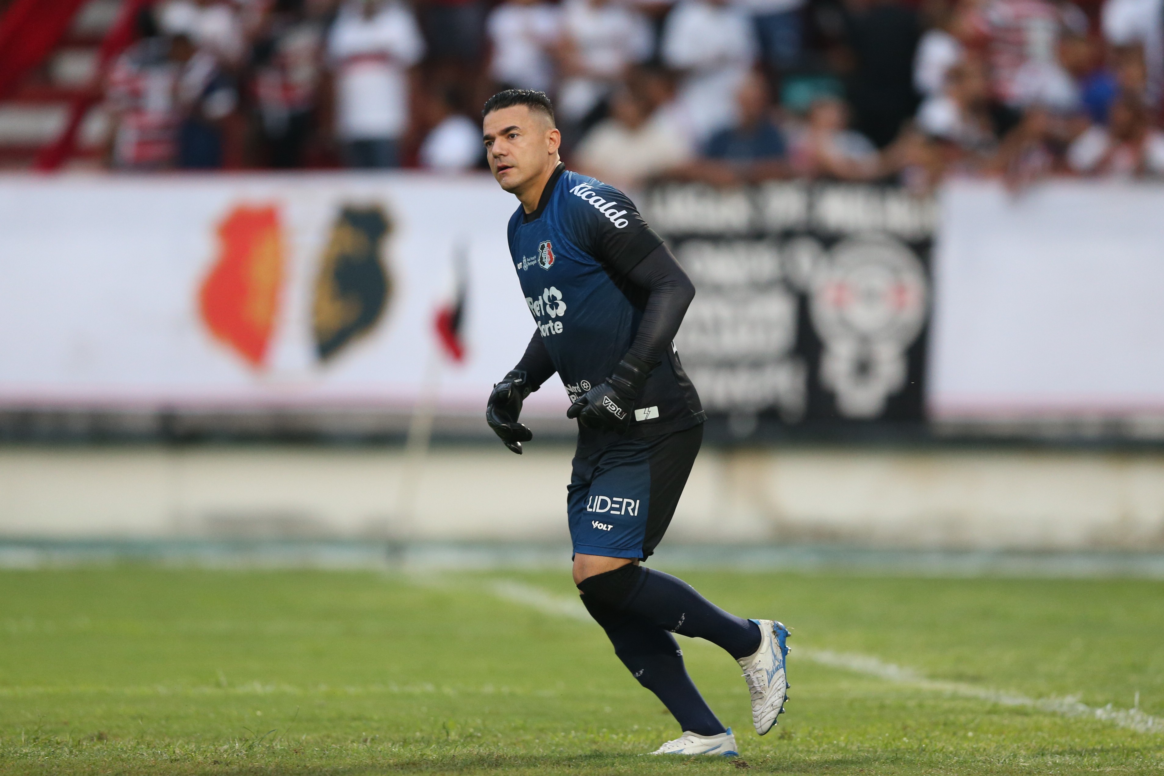 Goleiro Felipe Alves cobra quase R$ 7 milhões ao Santa Cruz na Justiça | Ge