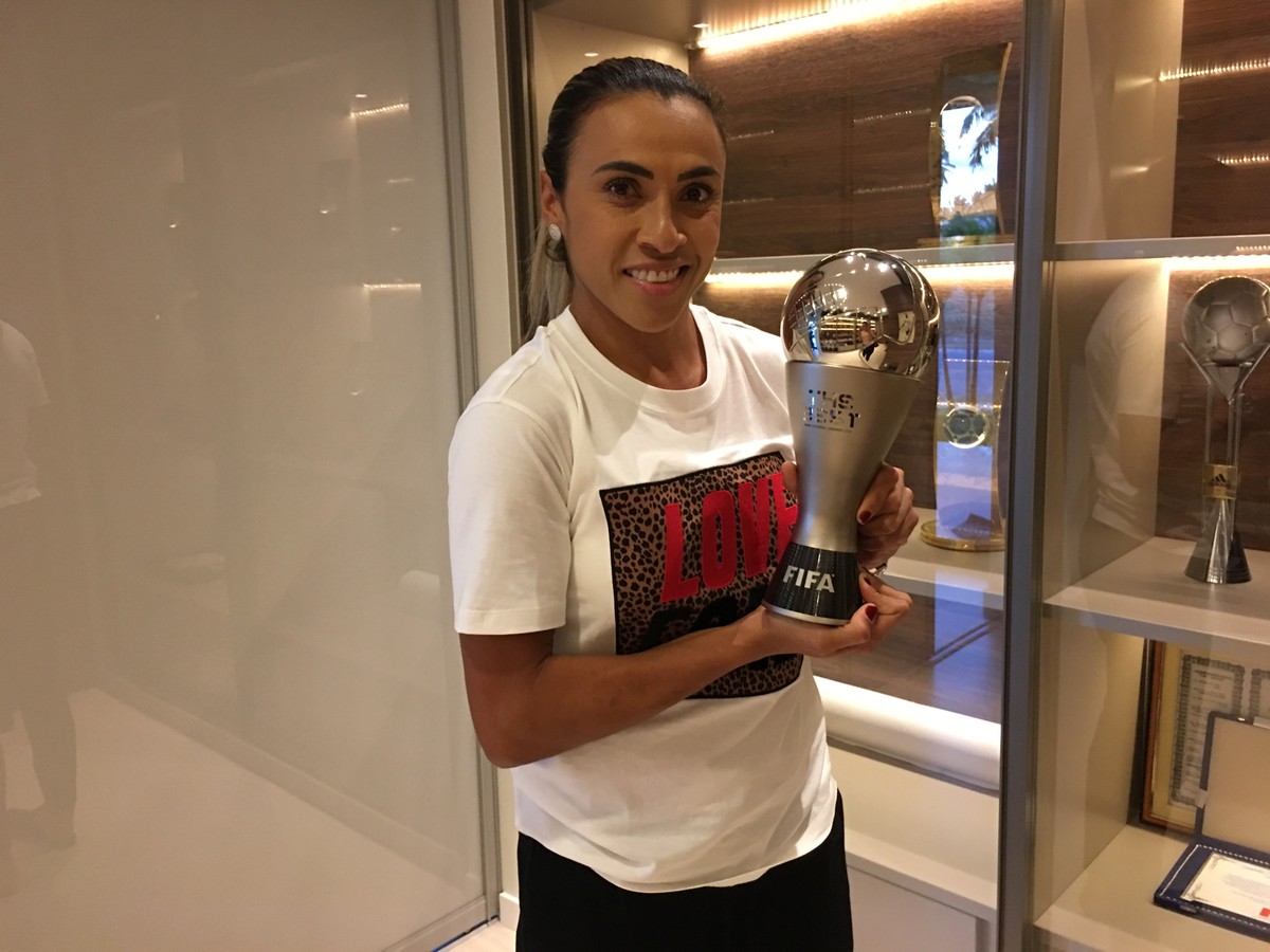 Após sexto título de melhor do mundo, Marta volta a campo com a seleção ...