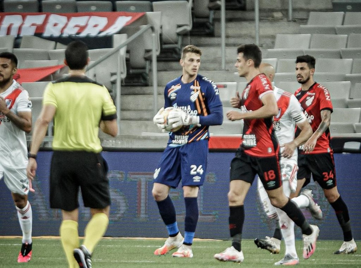 Bento estreia pelo Athletico e tem atuação segura no empate com o River ...
