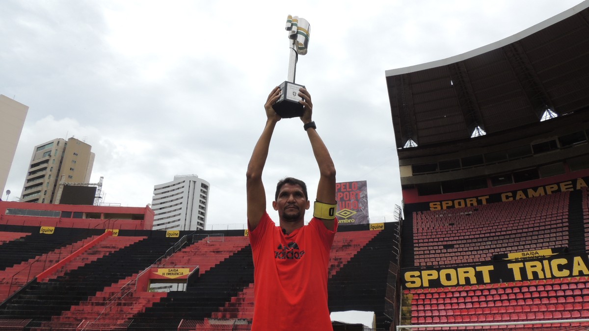 40 anos, 0 sorriso: ex-zagueiro Durval faz aniversário e ganha carinho ...