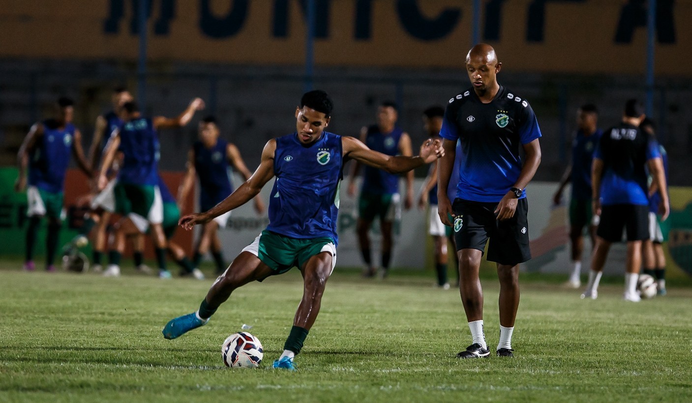 Altos encaminha acerto com atacante e negocia com mais uma peça para ...