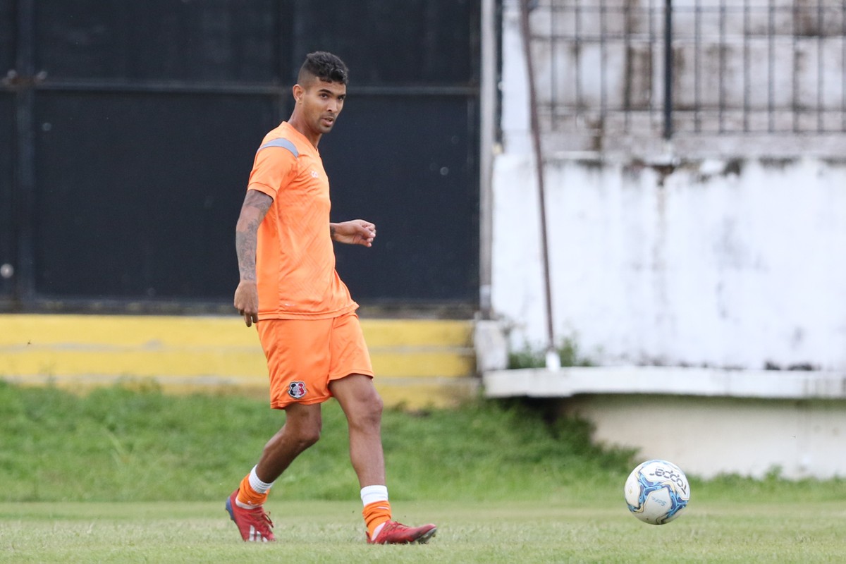 Quem veste a 9? Santa Cruz tem semana para preencher lacuna no ataque ...