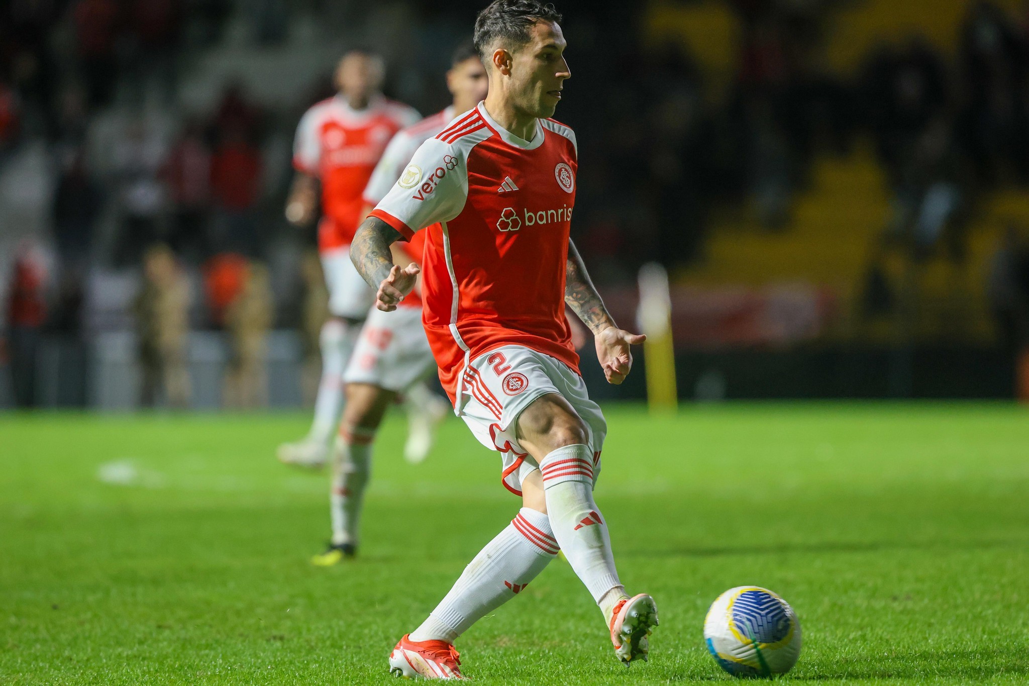 Hugo Mallo viaja à Espanha e não retorna ao Inter, diz Coudet ...