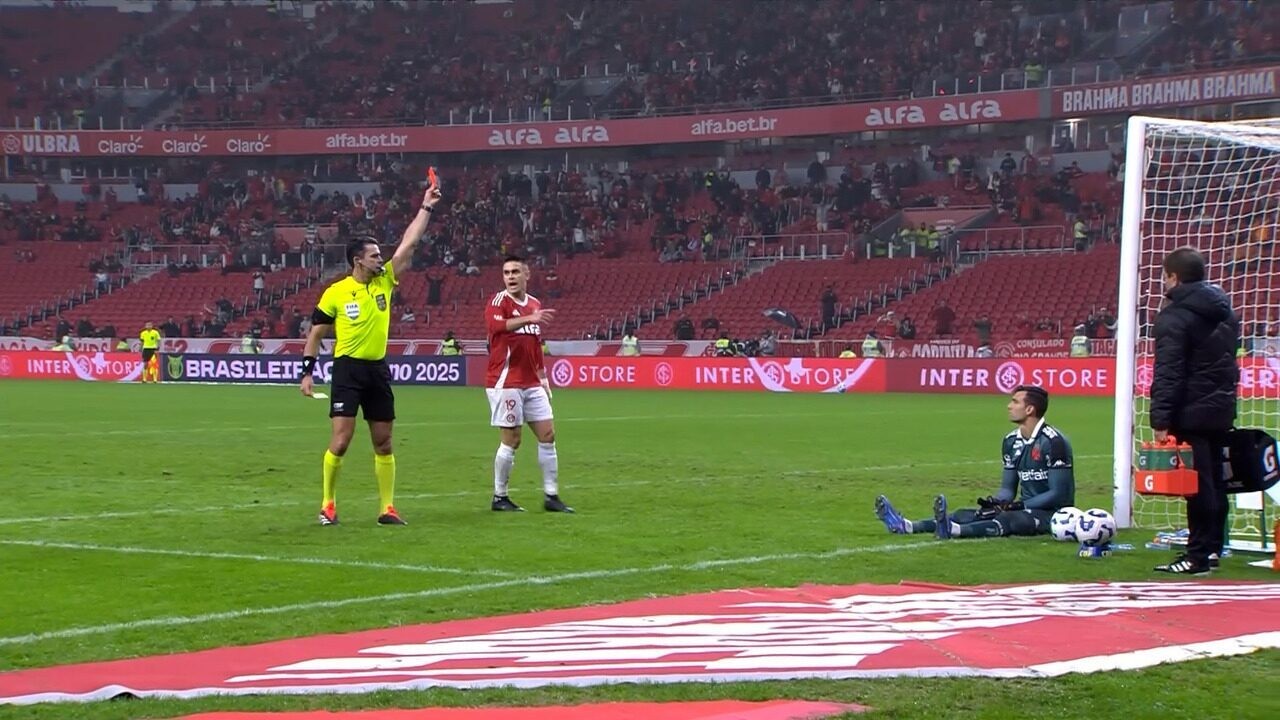 Léo Jardim cai, reclama de dor e é expulso por fazer cera em ...